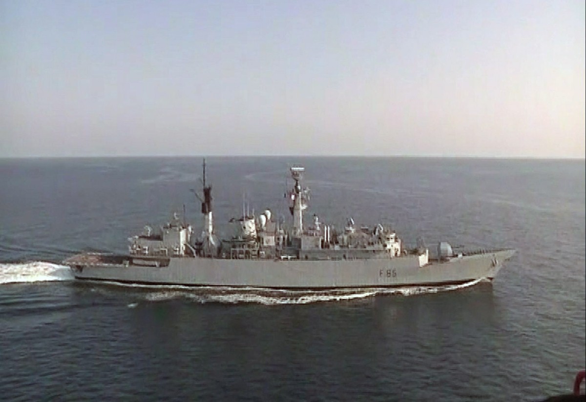 Cameron and Hague offer Libya evacuation apologies